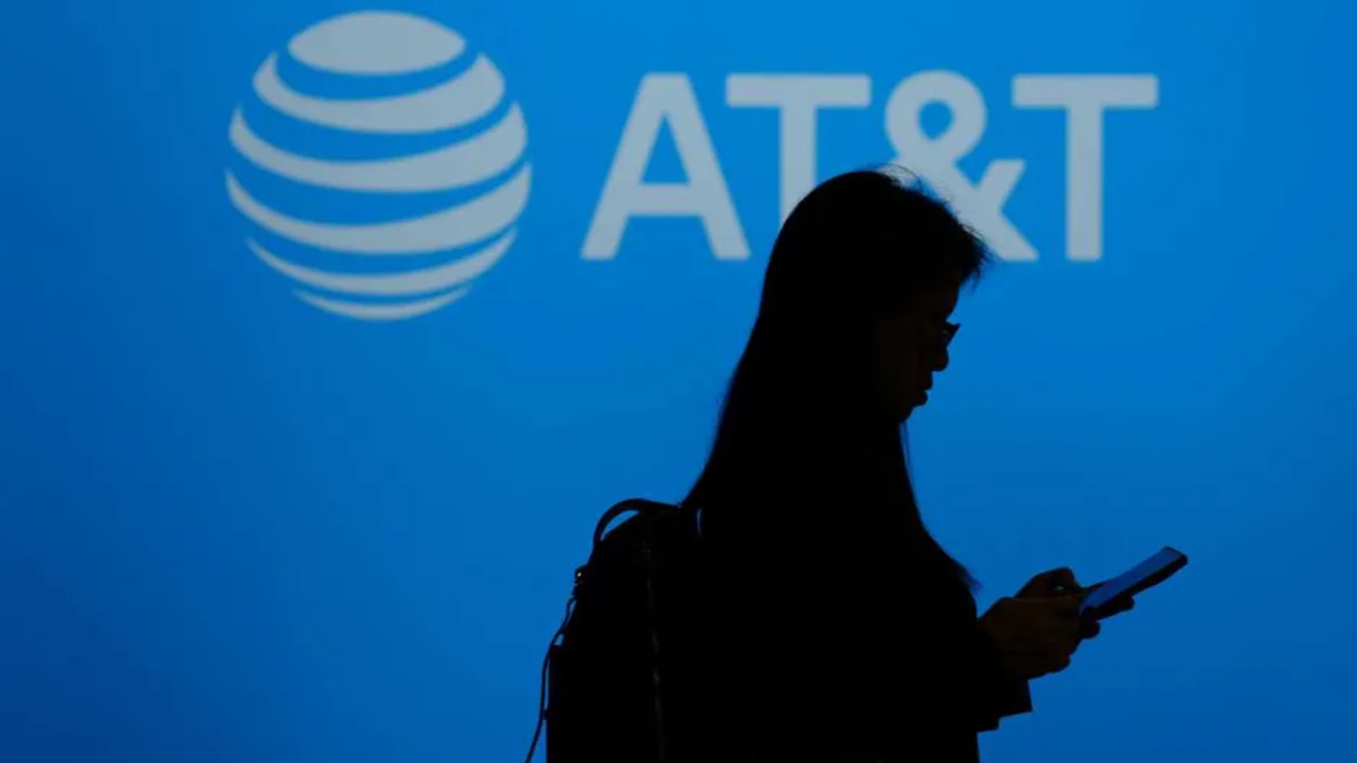 ¿AT&T Venderá su Negocio en México? Esto Pasará con Usuarios si la Compañía se Va del País | N+